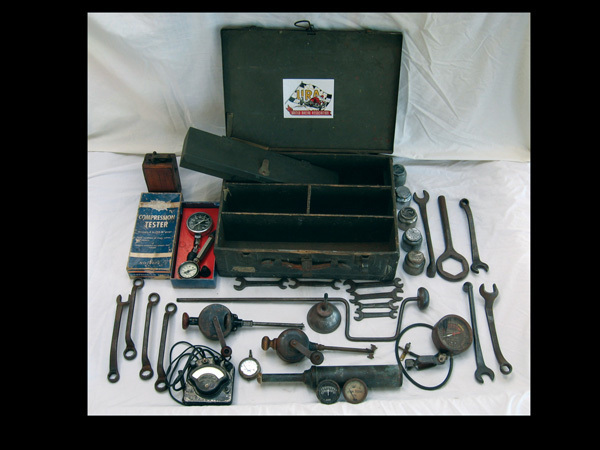 Interesting Ford Moel T tool kit. - Front 3/4 - 72333