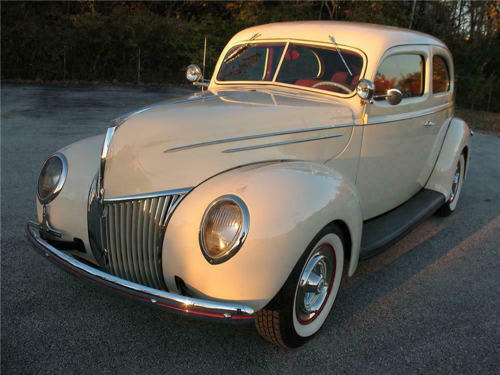 1939 FORD DELUXE CUSTOM 2 DOOR SEDAN - Front 3/4 - 101677