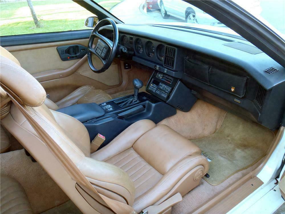 1989 PONTIAC FIREBIRD TRANS AM GTA HATCHBACK - Interior - 116305