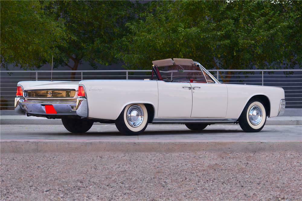 1962 LINCOLN CONTINENTAL CONVERTIBLE - Rear 3/4 - 132706