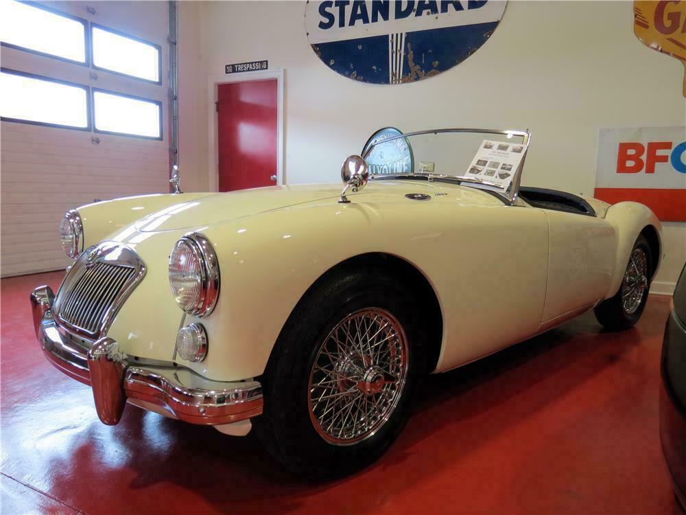 1961 MG A CONVERTIBLE - Front 3/4 - 139066