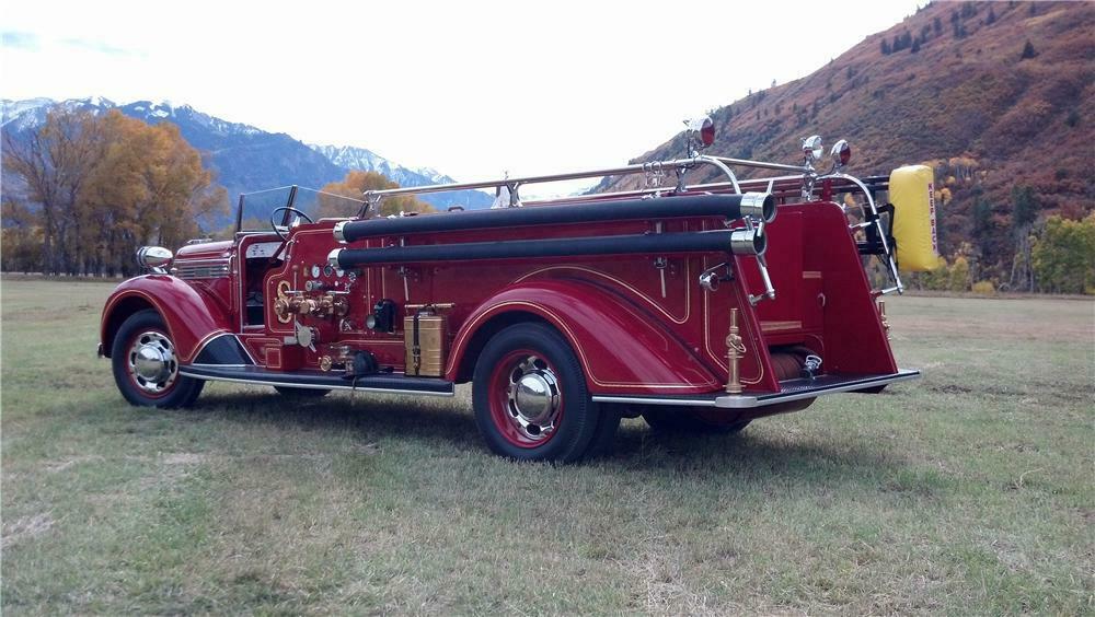 1940 DIAMOND T 406 FIRETRUCK - Rear 3/4 - 161219