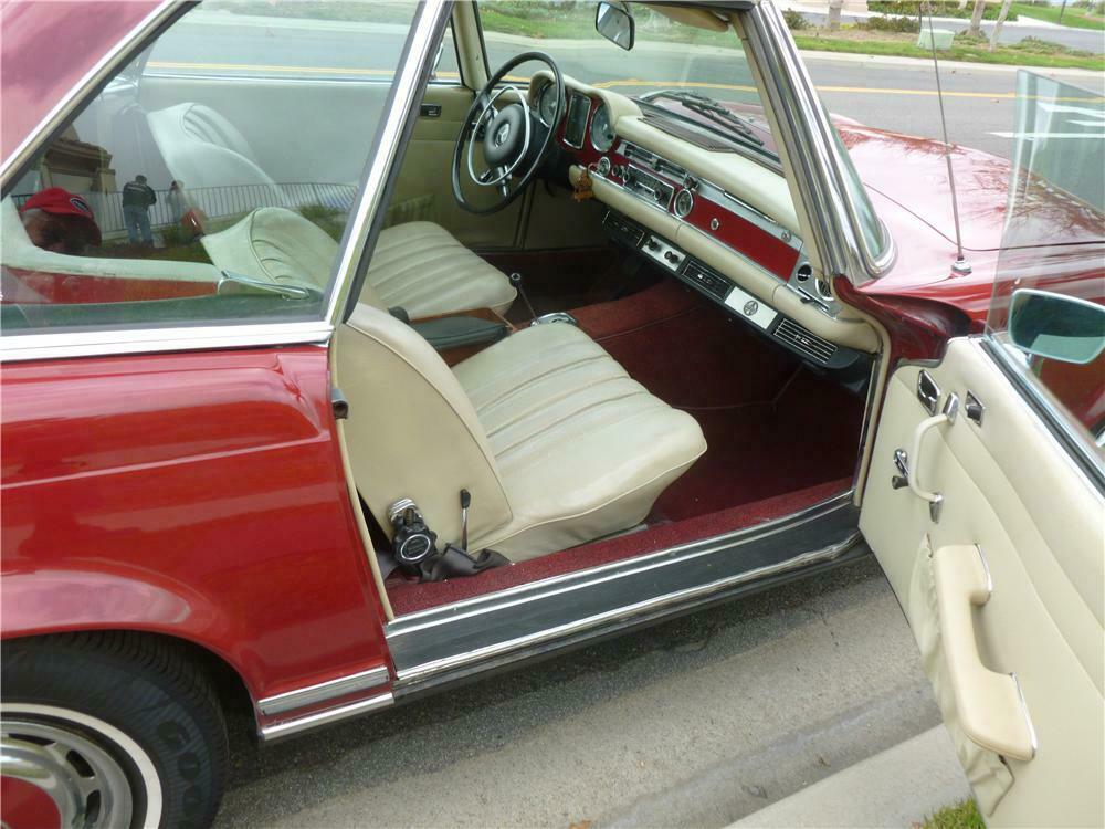 1968 MERCEDES-BENZ 280SL CONVERTIBLE - Interior - 162346