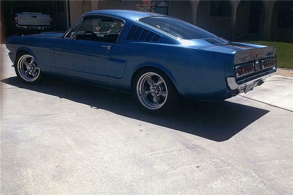 1965 FORD MUSTANG CUSTOM FASTBACK - Rear 3/4 - 174608