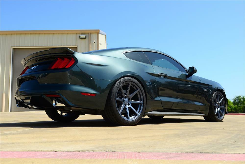 2015 FORD MUSTANG GT - Rear 3/4 - 185785