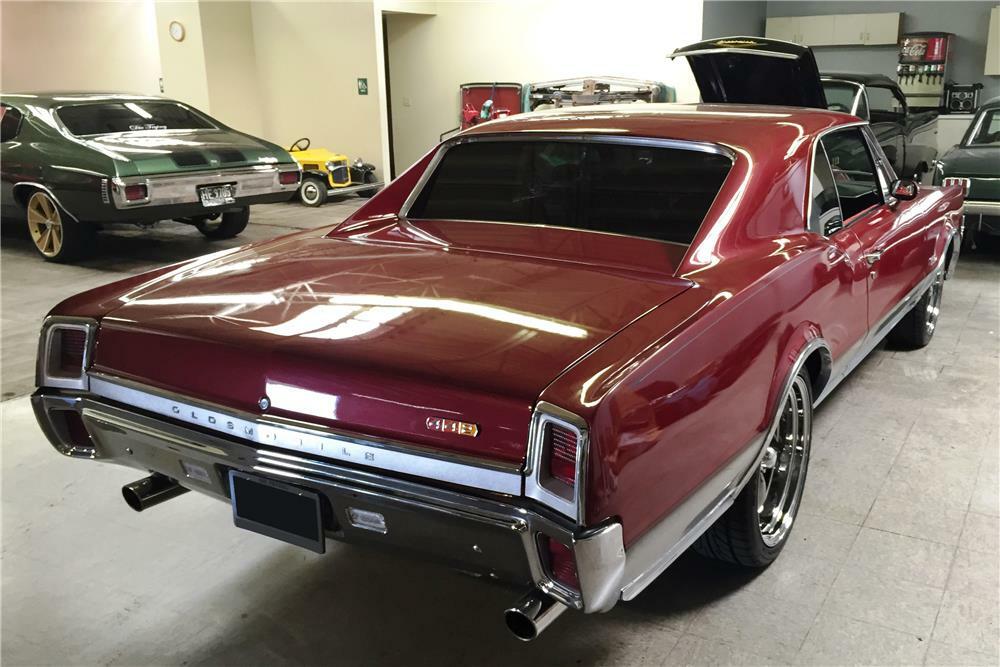 1967 OLDSMOBILE CUTLASS CUSTOM COUPE - Rear 3/4 - 187493