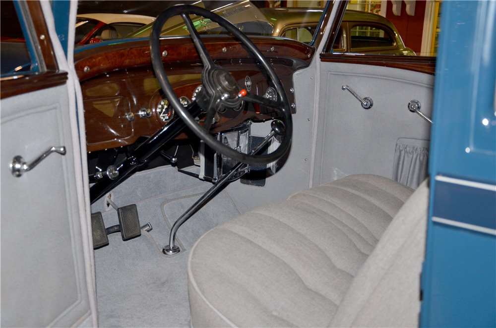 1932 PACKARD 900 SEDAN - Interior - 189304