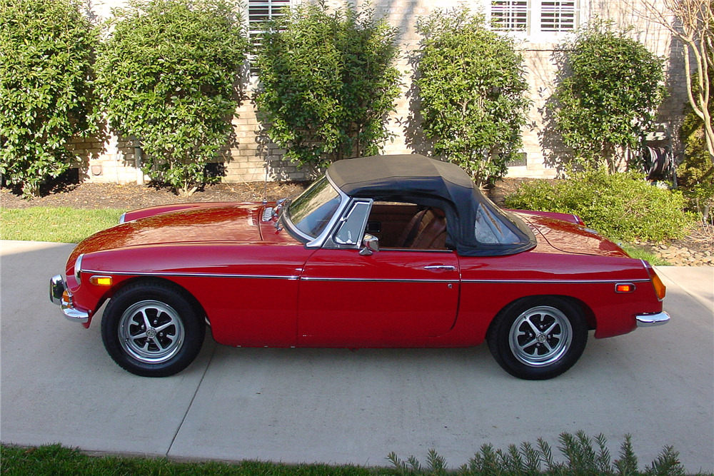 1974 MGB ROADSTER - Side Profile - 194125