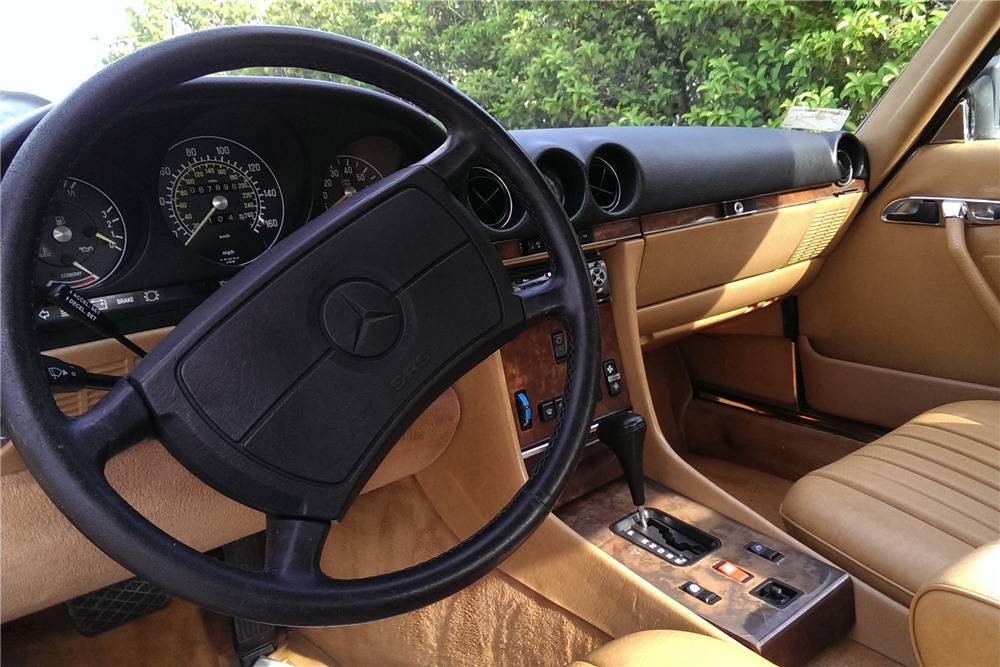1986 MERCEDES-BENZ 560SL - Interior - 194932