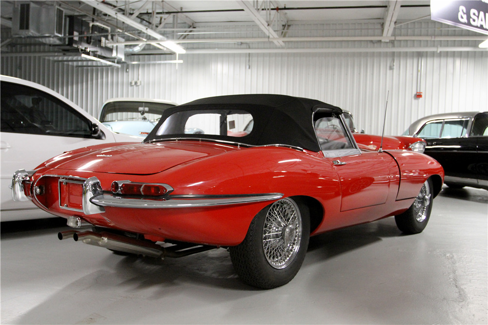 1962 JAGUAR XKE SERIES 1 ROADSTER - Rear 3/4 - 196140