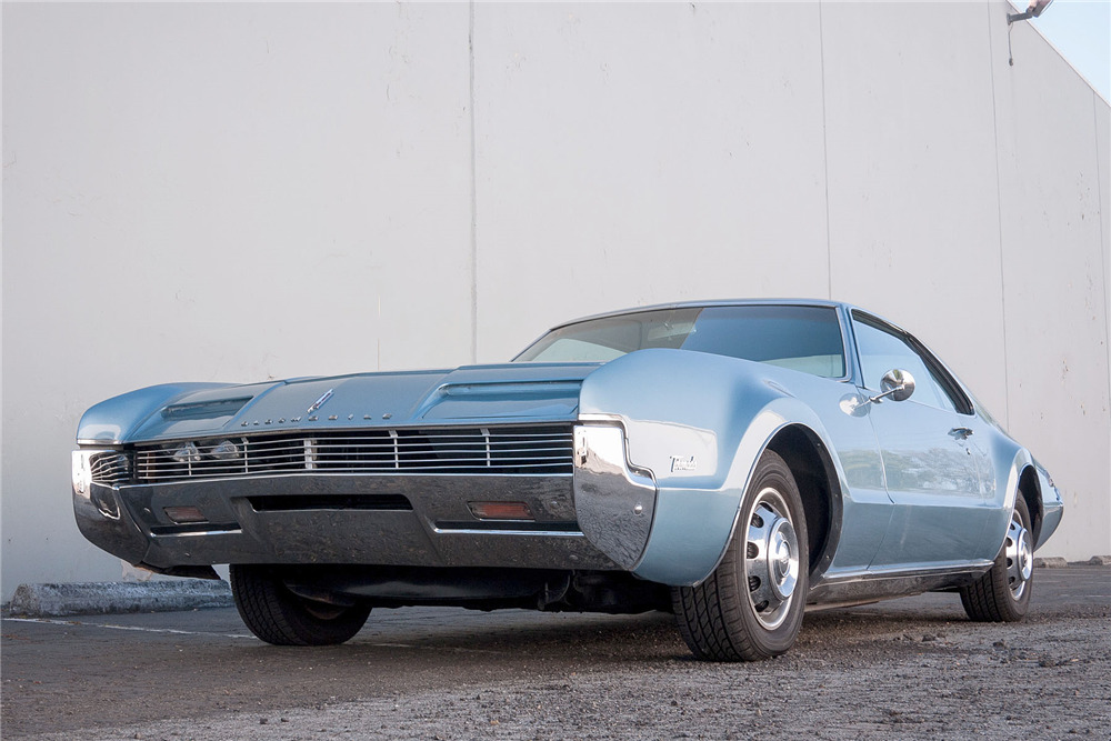 1966 OLDSMOBILE TORONADO - Front 3/4 - 196288