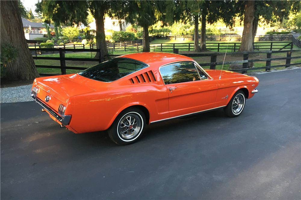 1965 FORD MUSTANG FASTBACK - Rear 3/4 - 198301