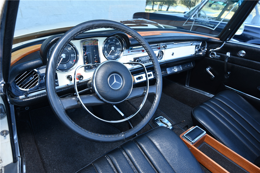 1966 MERCEDES-BENZ 230SL ROADSTER - Interior - 199931
