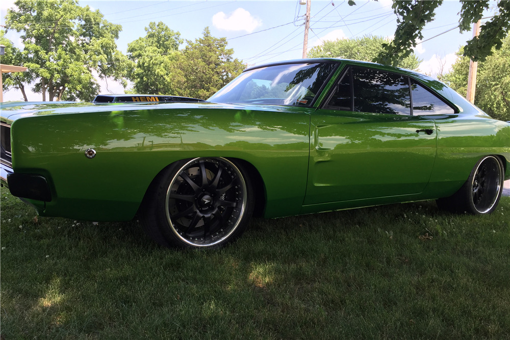 1970 DODGE CHARGER R/T CUSTOM HARDTOP - Front 3/4 - 200471