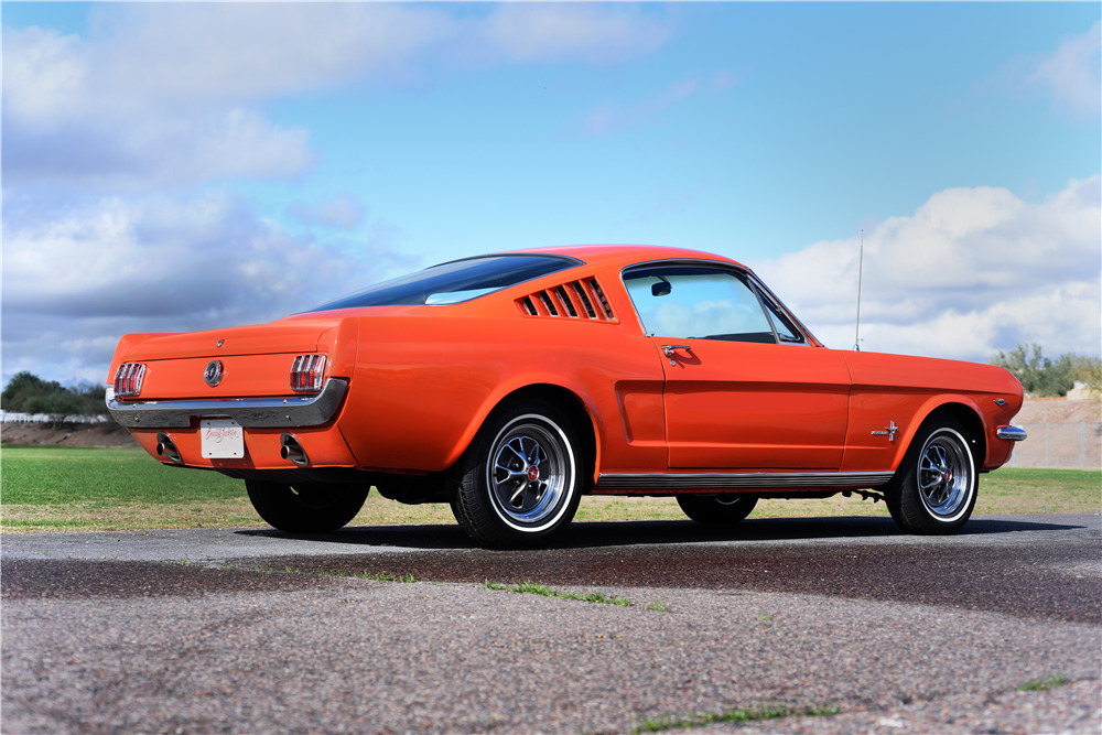 1965 FORD MUSTANG FASTBACK - Rear 3/4 - 203703