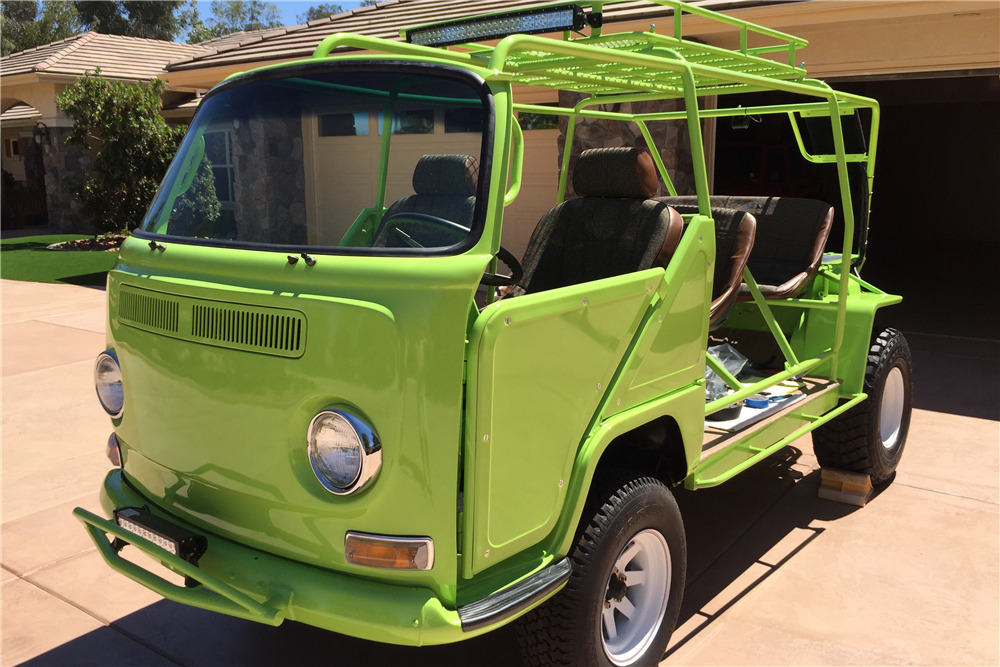 1968 VOLKSWAGEN CUSTOM BUS - Front 3/4 - 210456