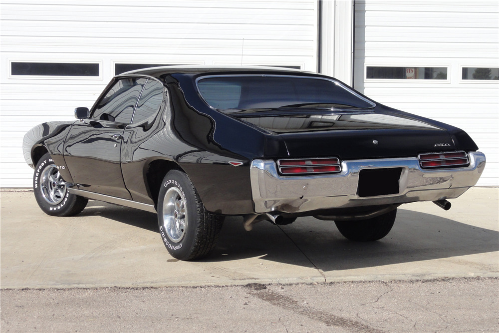 1969 PONTIAC GTO - Rear 3/4 - 211158