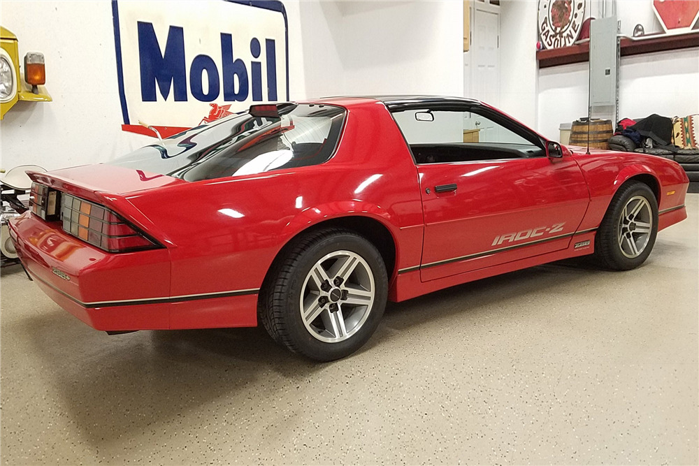 1986 CHEVROLET CAMARO IROC Z/28 - Rear 3/4 - 213233