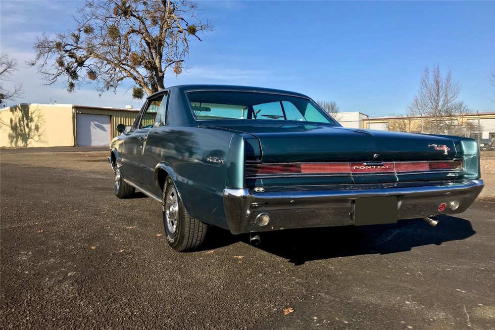 1964 PONTIAC GTO - Rear 3/4 - 214569