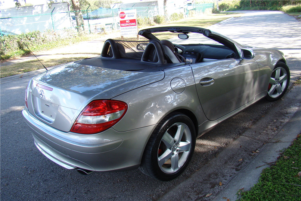 2005 MERCEDES-BENZ SLK350 CONVERTIBLE - Rear 3/4 - 214747