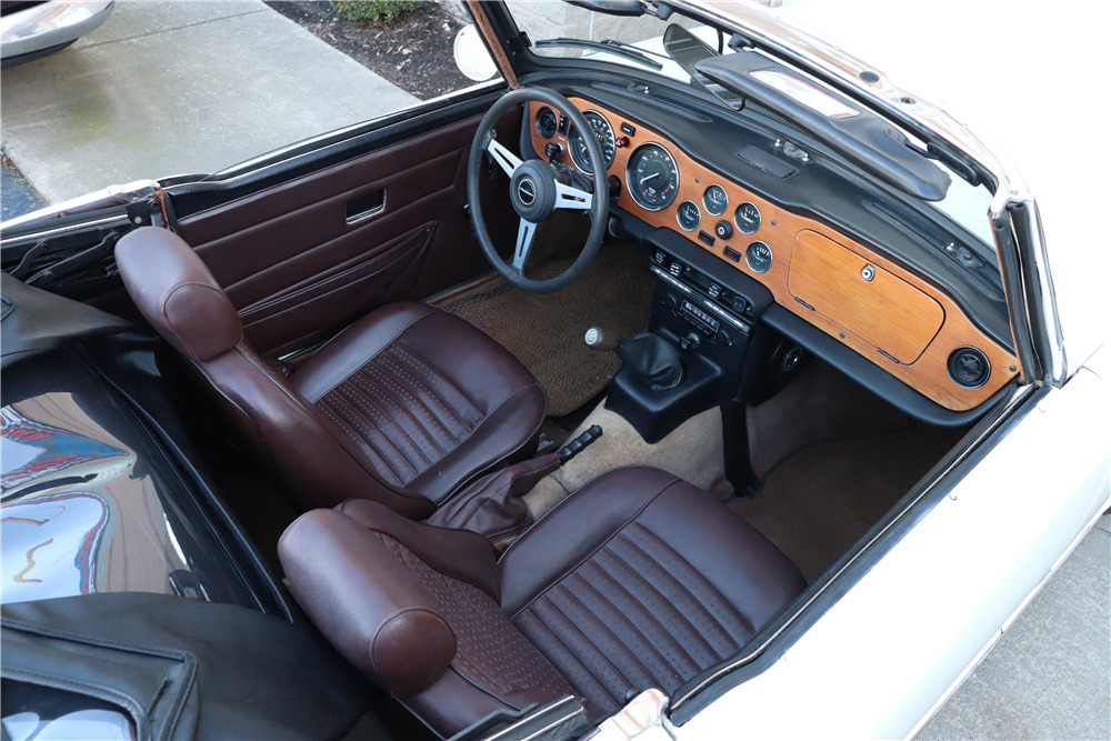 1974 TRIUMPH TR6 CONVERTIBLE - Interior - 218056