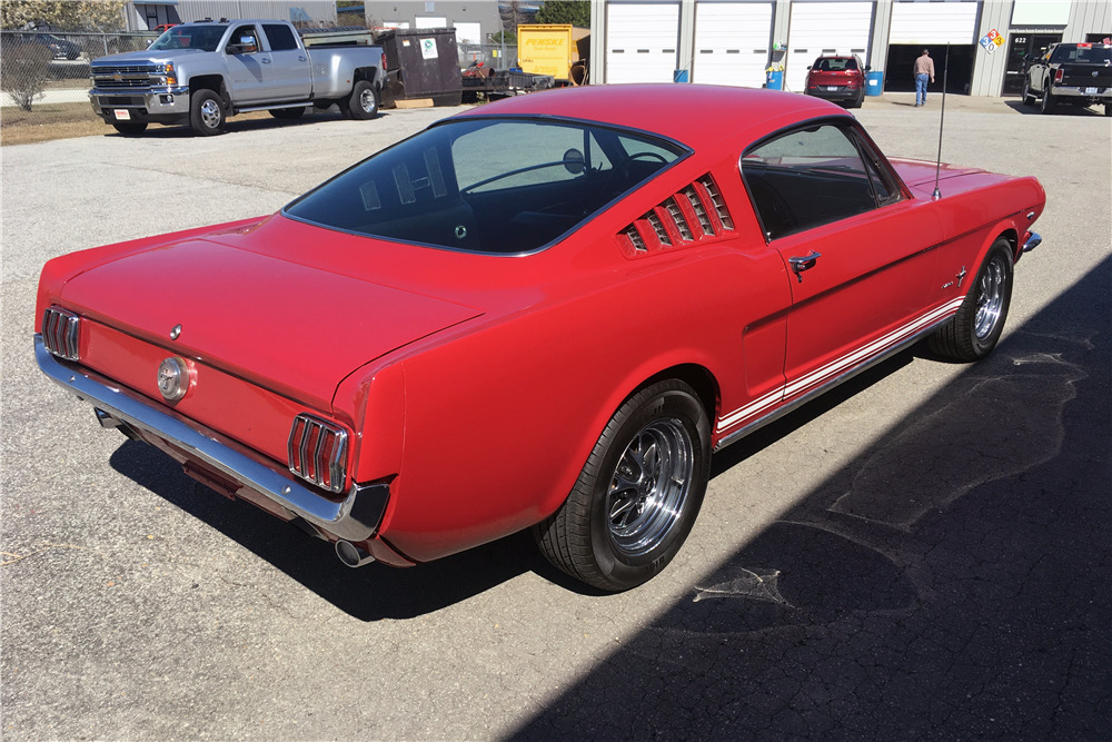 1966 FORD MUSTANG FASTBACK - Rear 3/4 - 218339