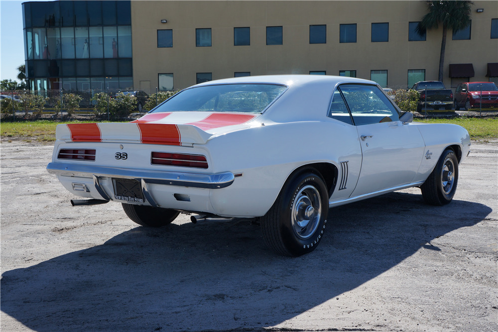 1969 CHEVROLET CAMARO Z10 RS/SS - Rear 3/4 - 220552