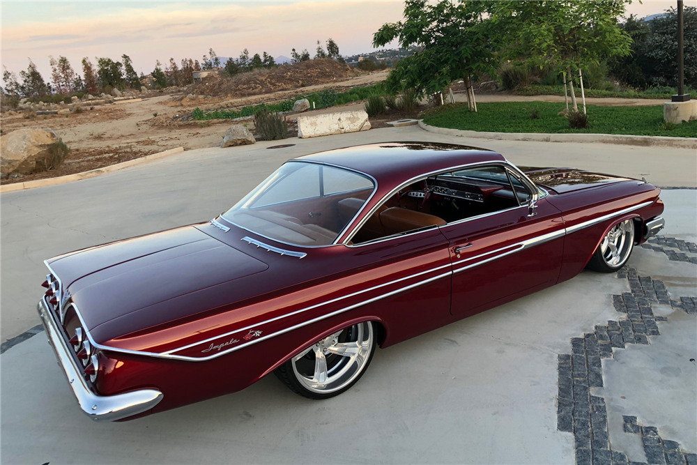 1961 CHEVROLET IMPALA CUSTOM COUPE - Rear 3/4 - 221898