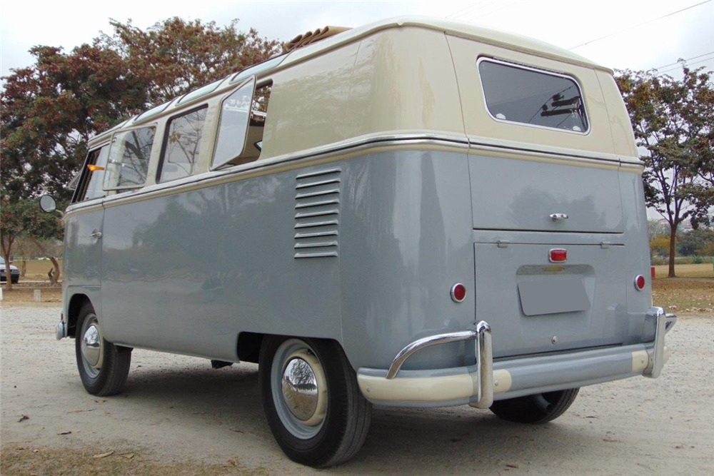 1959 VOLKSWAGEN 19-WINDOW BUS - Rear 3/4 - 222150