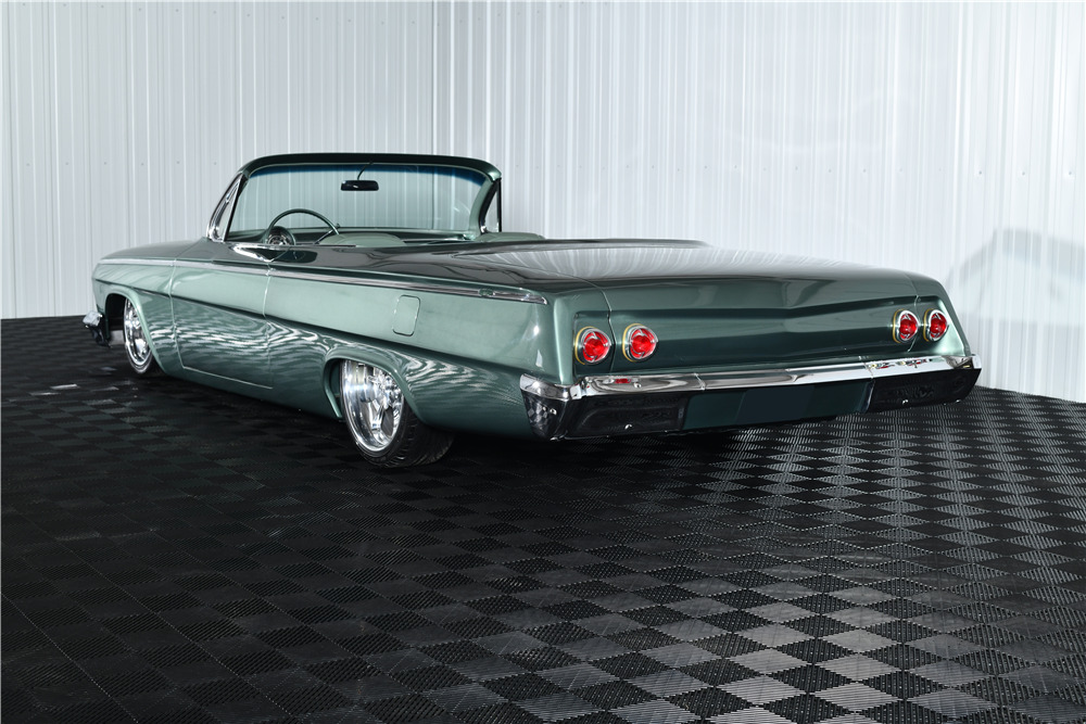 1962 CHEVROLET IMPALA CUSTOM ROADSTER - Rear 3/4 - 222186