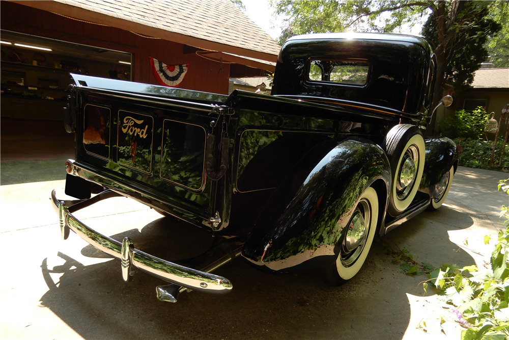 1940 FORD PICKUP - Rear 3/4 - 222317