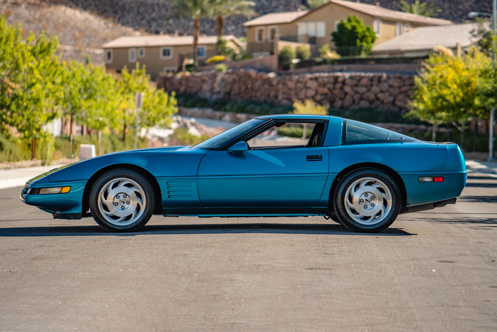 Parked in a neighbor's driveway. Ottawa Canada : r/namethatcar