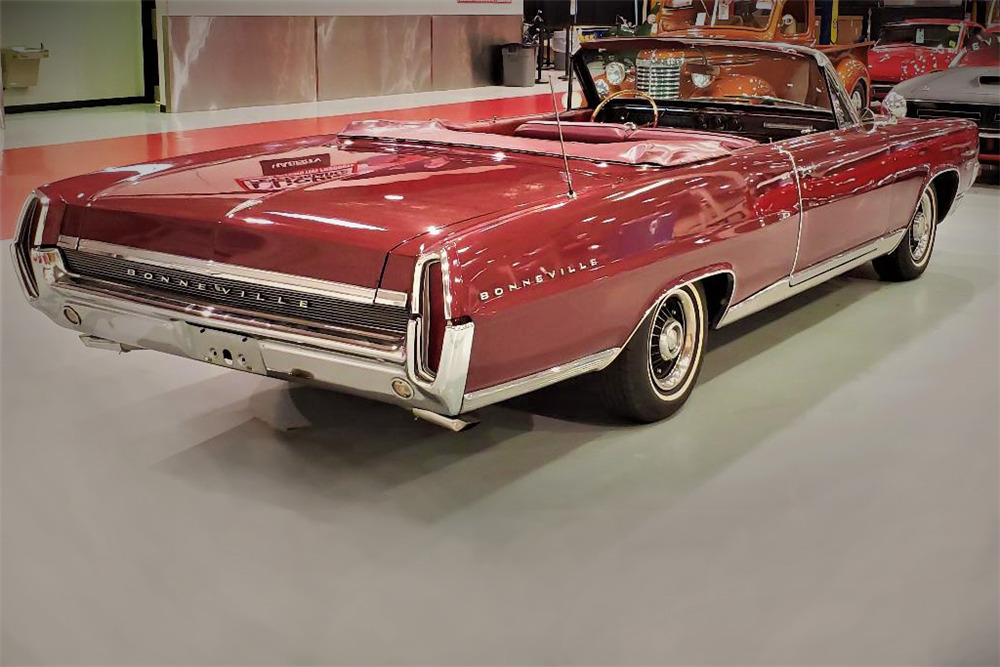 1964 PONTIAC BONNEVILLE CONVERTIBLE - Rear 3/4 - 230307