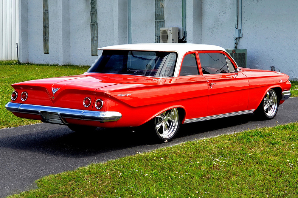 1961 CHEVROLET BISCAYNE CUSTOM 2-DOOR POST - Rear 3/4 - 230676
