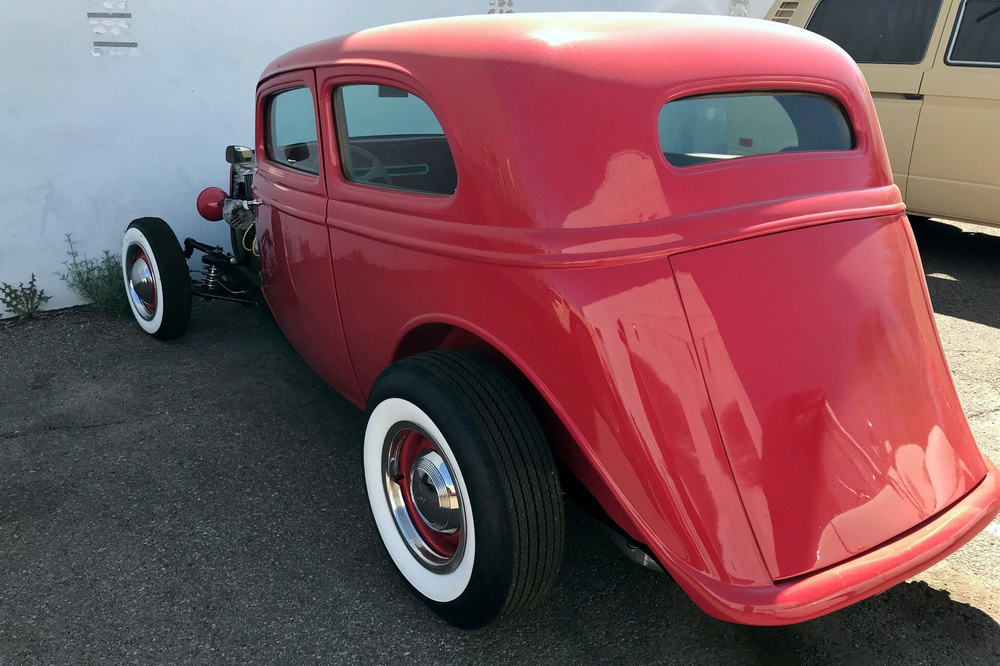 1933 FORD CUSTOM 2-DOOR SEDAN - Rear 3/4 - 231234