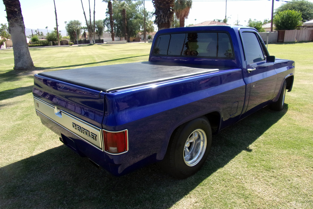 1973 CHEVROLET C10 SUPER CHEYENNE CUSTOM PICKUP - Rear 3/4 - 235392
