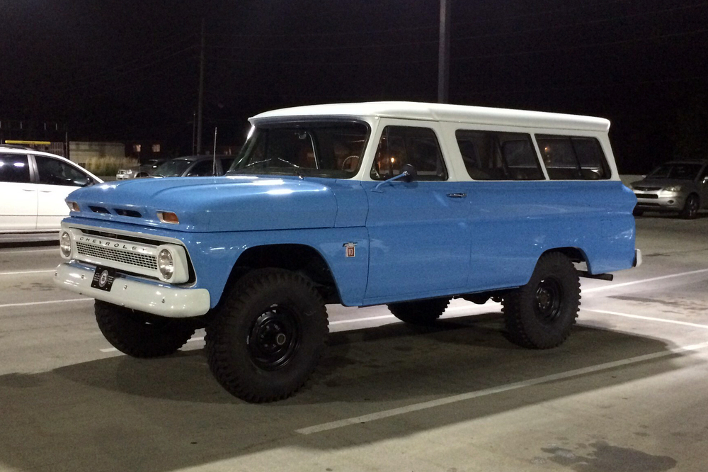1964 CHEVROLET SUBURBAN - Front 3/4 - 237260