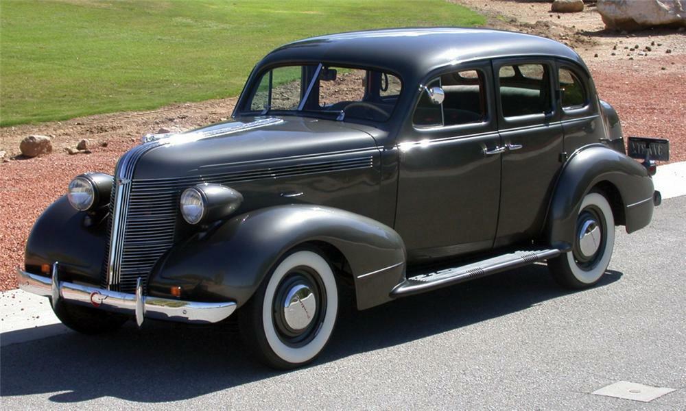 1937 PONTIAC DELUXE 4 DOOR SEDAN - Front 3/4 - 23820