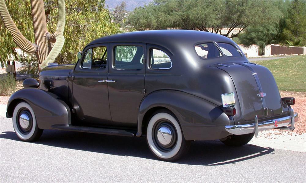 1937 PONTIAC DELUXE 4 DOOR SEDAN - Rear 3/4 - 23820