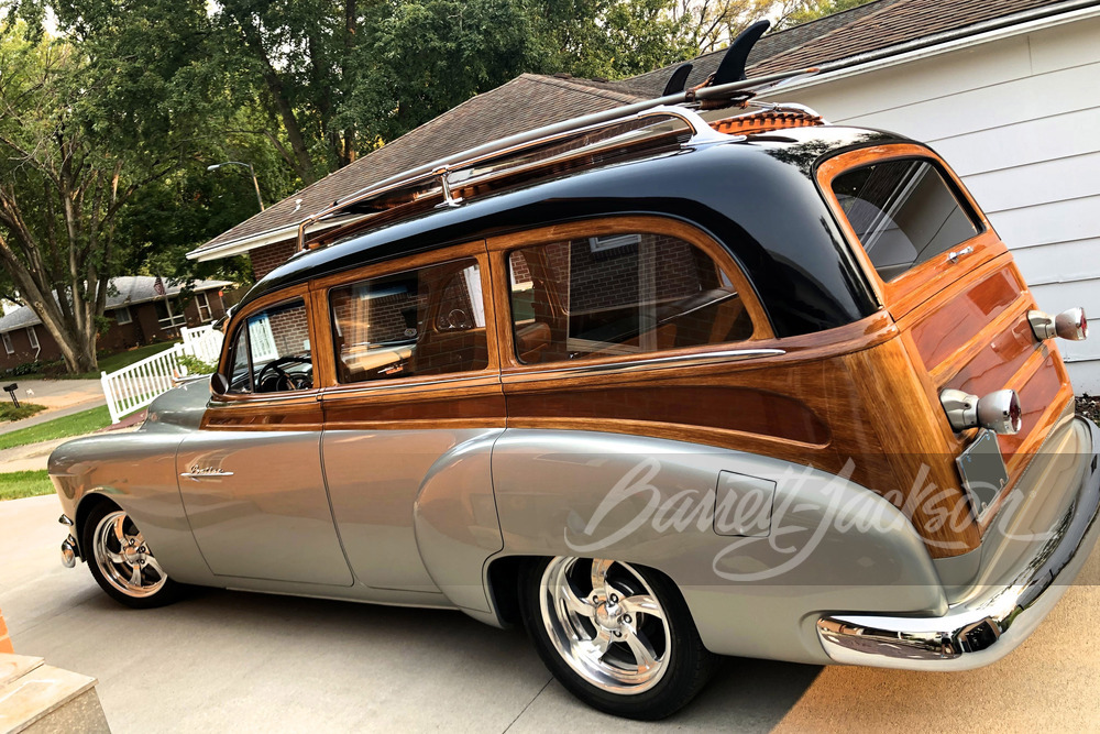 1951 PONTIAC 8 CHIEFTAIN STREAMLINER CUSTOM WAGON - Rear 3/4 - 243729