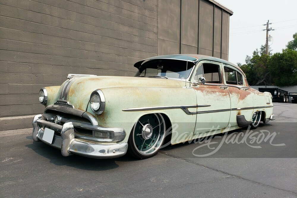1953 PONTIAC CHIEFTAIN CUSTOM SEDAN - Front 3/4 - 251176