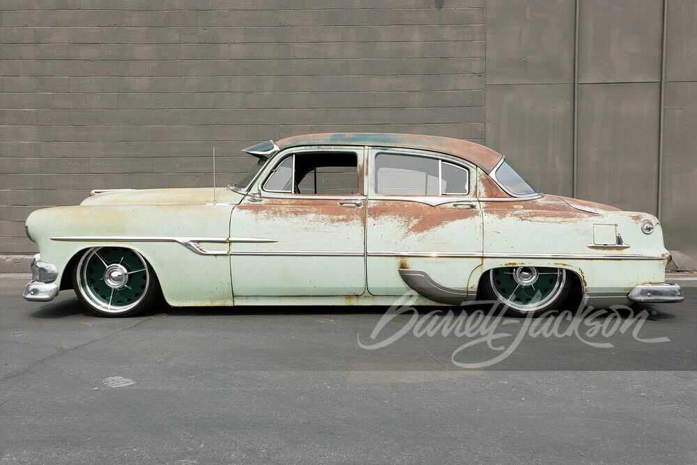1953 PONTIAC CHIEFTAIN CUSTOM SEDAN - Side Profile - 251176